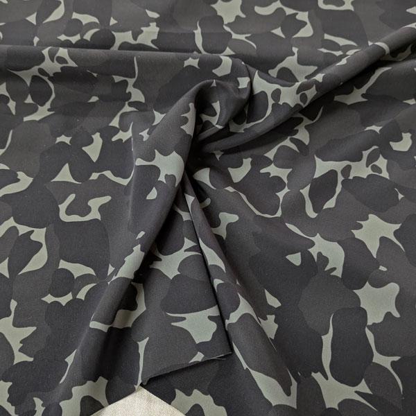 広巾ポリエステル合繊生地（YEX664）プリント（黒グレー/グリーングレー系）素材：ポリエステル100%生地巾：145cm日本製ネコポス便：2.5m（数量5）まで可能です。国産高級合繊プリント生地　プライス品♪やや薄地の合繊プリント生地です...