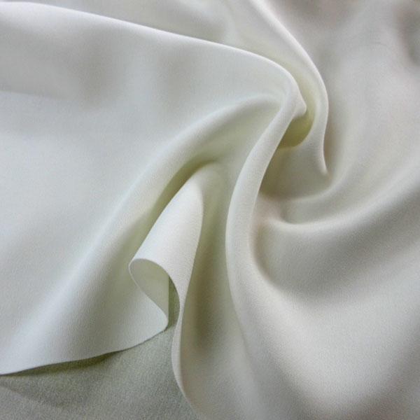 トリアセ/ポリエステル混ストレッチ（SE65404MMW）無地（オフ白）素材：トリアセテート69% ポリエステル31% 生地巾：140cm日本製*ネコポス便:50cm（数量1）のみ可能です*ストレッチパンツ/トップス生地（国産）入荷しました...