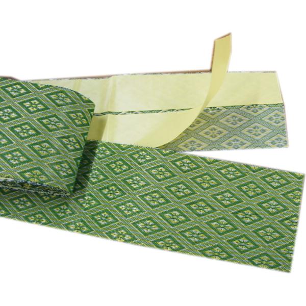 【カラー】　グリーン　【サイズ】　２ｍ　袋入り　【素材】　表：ポリエステル　裏：接着テープ　【生産国】　日本上敷きをカット後の後処理に。両面テープ加工なので、シールを貼るように簡単です。粘着が弱い場合は、市販の強力両面テープで補強をしてくだ...