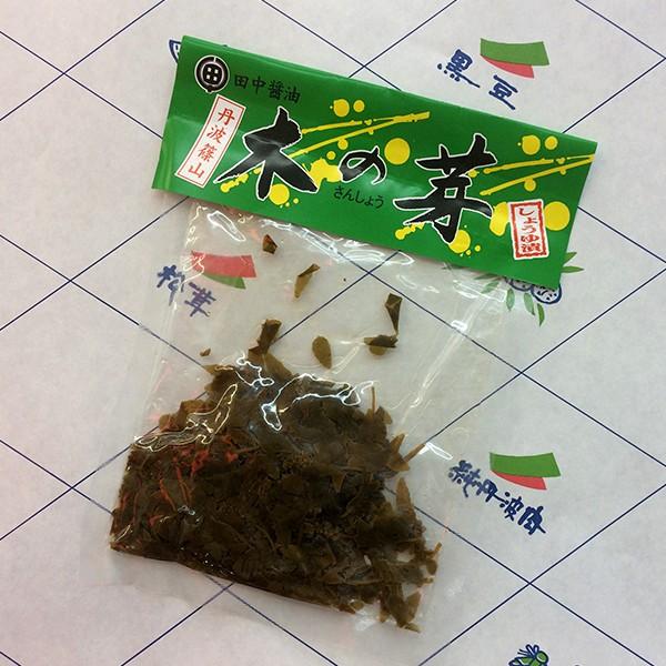 大正7年創業、地元篠山の醤油屋さんが作る、大手醸造会社にはない素朴な味わい。素材の風味をそのままに、風味よく仕上げた逸品。収穫時期にこだわった、若く柔らかい木の芽山椒を、当店で醸造した醤油にあっさりと漬け込み、一層風味よく仕上げました。●内...