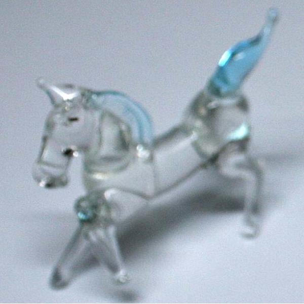 シッポが水色の透明の馬です。サイズ・高さ：約42mm、全長：約54mm、横幅：約20mm売り切れの場合、日数がかかる場合がございます。手作りの為、色や形、サイズ等多少変わる場合があります。経済産業大臣指定伝統的工芸品「いずみガラス」のガラス...