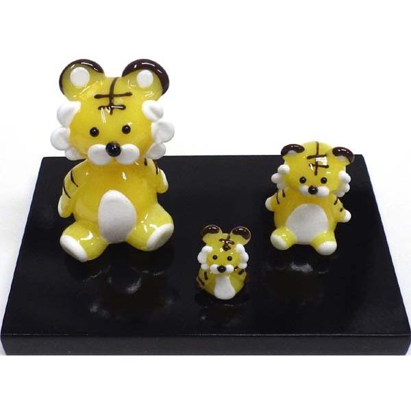 トラ大・高さ：約50mm,横：約30mm,奥行：約30mmトラ中・高さ：約31mm,横：約22mm,奥行：約21mmトラ小・高さ：約20mm,横：約15mm,奥行：約13mm黒塗台サイズ：98mmx67mm日本製　佐竹ガラス製　