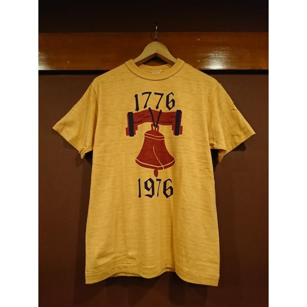 ウエアハウス(WAREHOUSE)のプリントTシャツ(4601 1776-1976)です。12番スラブ糸を使用したムラ感の強いボディが特徴のTシャツになります。フライスにパイピングを施したネックリブなので、首周りのノビを防いでくれます。■ノ...