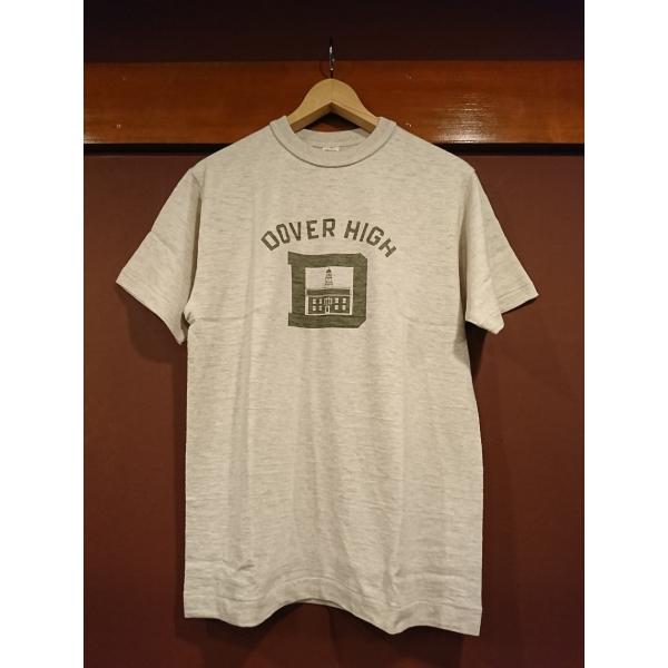 ウエアハウス(WAREHOUSE)のプリントTシャツ(4601 DOVER HIGH)です。12番スラブ糸を使用したムラ感の強いボディが特徴のTシャツになります。フライスにパイピングを施したネックリブなので、首周りのノビを防いでくれます。■...