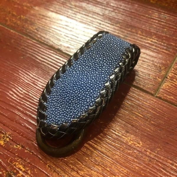 スティングレイ（エイ）の革を使った、シンプルなキーホルダーです。実用性だけでなく、さり気ないアクセントにもなってくれます。