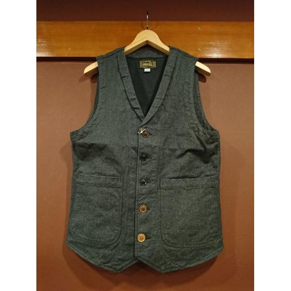 オルゲイユ(ORGUEIL)のジレ(Gilet:OR-4009)です。コシのある黒杢生地を使用したクラシカルなデザインのジレです。細く仕上げられたショールカラータイプの襟元が特徴的で、ワークとドレスを融合したデザインがオルゲイユらしい仕上が...