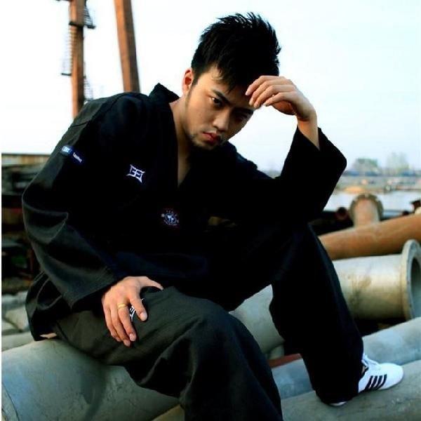 柔道着 格闘技用品 武道用品 空手着★最高級素材を使用しており、着心地がすごく柔らかく、肌にまとわりつきにくくなっております。★初心者から有段者まで幅広くご利用可能なテコンドー衣です。★みんなでテコンドーをがんばろう。◆商品詳細◆●カラー：...