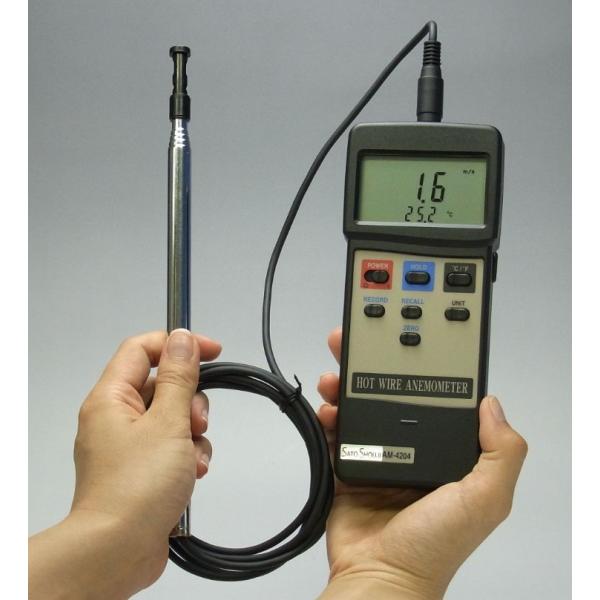 プローブが伸縮可能で、高所の空気温度測定/風速測定に便利です！ 風速と温度を同時に表示可能で、高所用空気温度計としても利用できます。最大値表示可能、最小値表示可能、ホールド機能つき。※当社では、サービスとして収納ケースが付いてきます。