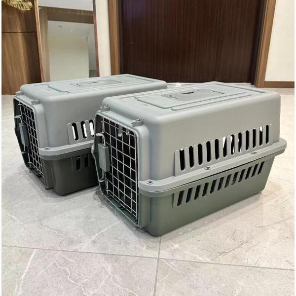 飛行機や電車を利用した旅行やドライブなどに☆コンテナタイプのペットキャリーです。バイカラーのシンプルデザインで通気性も◎6kgまでのワンちゃんやネコちゃんに対応可能♪（メーカー計測値、保証値ではありません。）サイズについて32*48*30c...