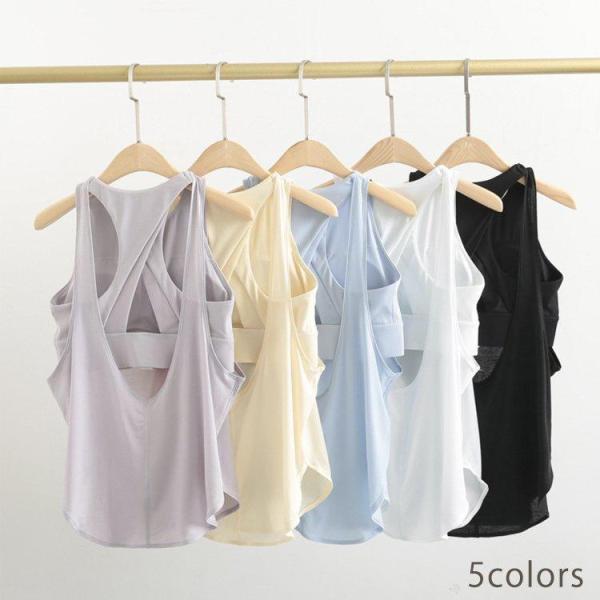 ホットヨガにおすすめ！ロング丈スポーツブラ付きヨガウェア。大きく背中を露出させたタンクとバッククロスデザインのスポーツブラの一体型フィットネスス。弧を描くソフトなラインの長めの着丈にゆったりとしたフィット感のタンクはサイドもざっくりと開いて...