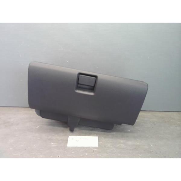 **** 商品説明を必ずご確認ください ****部品管理番号：240510000170210部品名：グローブBOX部品区分：リサイクル品車名：キャリィ車両タイプ名：ケイトラック通称型式：DA16TKKXF-J4認定型式：EBD-DA16T年...