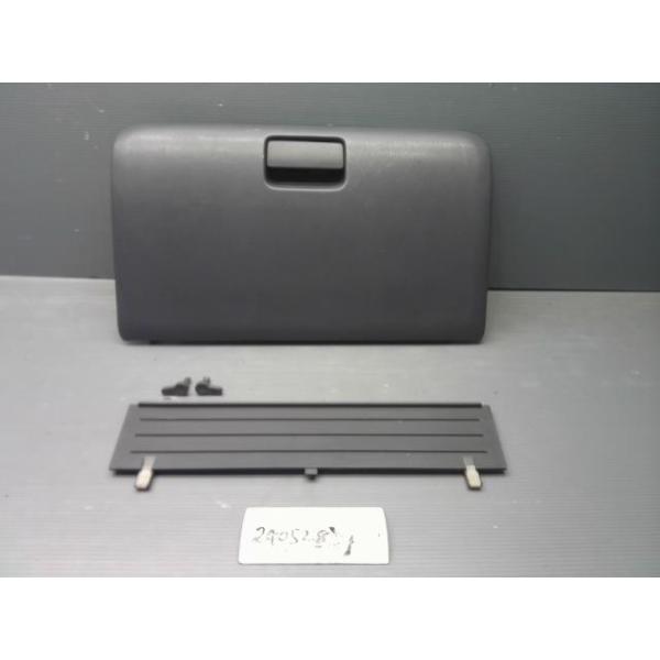 **** 商品説明を必ずご確認ください ****部品管理番号：240525000370210部品名：グローブBOX部品区分：リサイクル品車名：キャラバン車両タイプ名：5DBOXバン通称型式：MWS2RTAE25UD6B-A-認定型式：KG-...