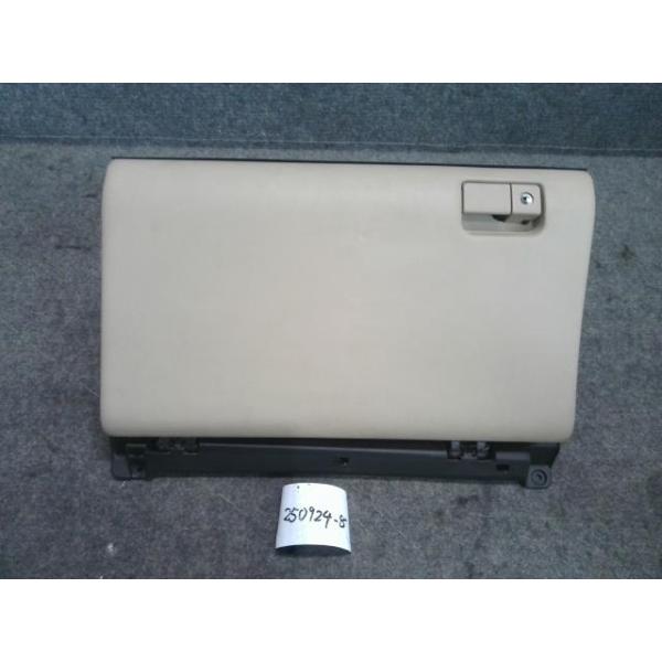 **** 商品説明を必ずご確認ください ****部品管理番号：250922000270210部品名：グローブBOX部品区分：リサイクル品車名：プログレ車両タイプ名：4ドアセダン通称型式：JCG15AEPVH認定型式：TA-JCG15年式：2...