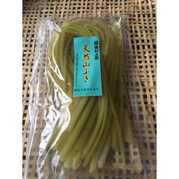 村上市内で採取し昔ながらの塩のみで保存した天然山蕗をすぐに召し上がられるよう脱塩しました。着色料、保存料等は使用しておりません。蕗の香りとサクサクした歯ごたえをお楽しみください。煮物や炒め物、きんぴらなどがおすすめの調理法です。天然のため長...