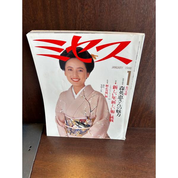 商品の状態背の下部破れなど少々痛み。ほか経過年数並みです。状態細かく気にされる方は購入をお控えください。特記しない場合は付属品は欠の場合もございます。