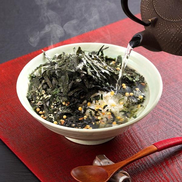 海苔の専門店だからできた、海苔が溢れるお茶漬け。老舗の海苔専門店のこだわりがぎゅっとつまった、贅沢すぎる海苔茶漬けです。贅沢なほど詰め込んだとろけるような風味の海苔、香ばしいあられやゴマ、食欲をそそる昆布ダシの香り……。ご飯との相性を考えて...