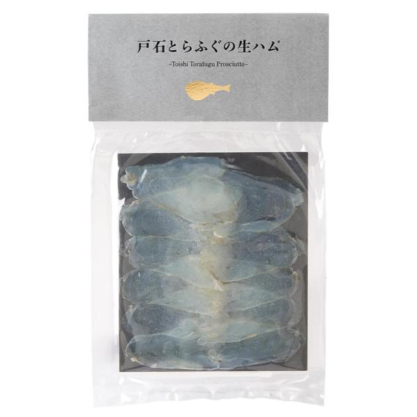 五島灘の塩やレモン果汁、スパイスに漬込んだふぐの身は淡い飴色で爽やかな香り。ハモンセラーノのようにしっとり、そして歯ごたえはプリプリでシコシコ、噛むほどにとらふぐの豊潤な旨みが広がります。原料のとらふぐは加工場のすぐ目の前に広がる橘湾で養殖...