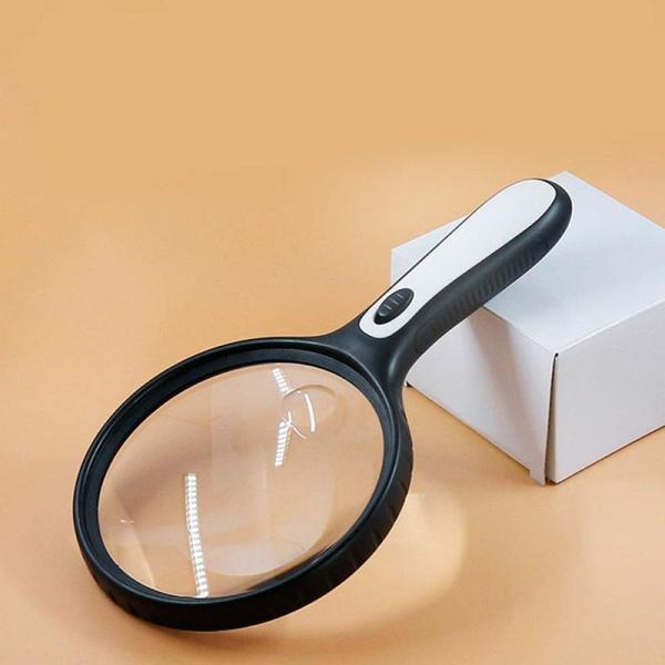 【商品名】　手持ち拡大鏡 ルーペ LED ライト付き 大型 手持ちルーペ拡大鏡 5倍 145MM 巨大虫眼鏡 修理鑑定用 プレゼント 【商品説明】　・【ライト付属】ライト付属のため視界が明るい、レンズサイズがなんと「直径145MM」と非常に...