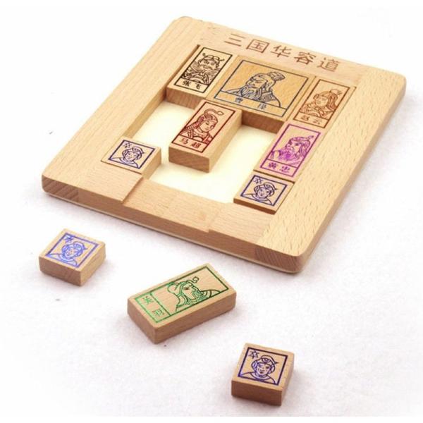 【商品名】　MIFO 三国志パズル 脱出ゲーム 華容道 箱入り娘 伝統パズル 曹操 張飛 関羽 木製 大人も子供も幅広く楽しめる 知育玩具 【商品説明】　・サイズ：約16.5×14×1.2cm(外枠サイズ)・対応年齢：3歳以上 【サイズ】　...