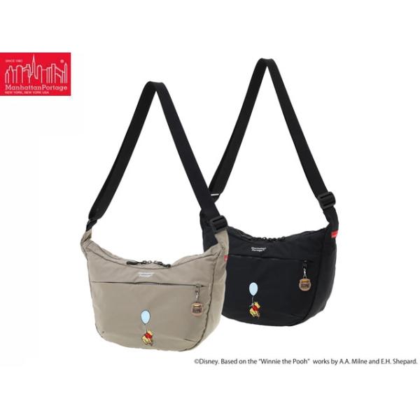 【当店はManhattan Portageの国内正規取扱店です。】サイズ：幅33.5cm x 高さ21cm x マチ12.5cm重量：約180gイギリスの作家A.A.ミルンによって生み出された名作『くまのプーさん』をフィーチャーした初のコレ...