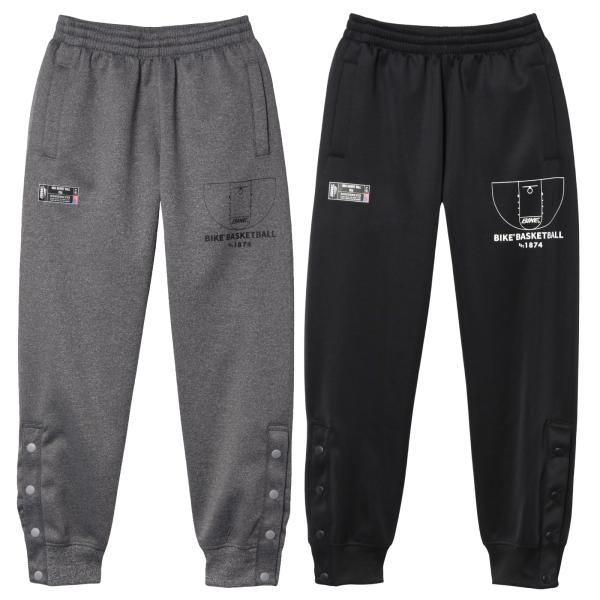 アメリカ・ボストン発祥のスポーツギアブランドBIKE(バイク）のバスケットボールラインのジュニアサイズ、ミニバス向けのドライスウェットパンツ。ワンポイントにＢ／Ｂロゴ（BIKE BASKETBALL）とBASKETBALLCOURTを組み合...