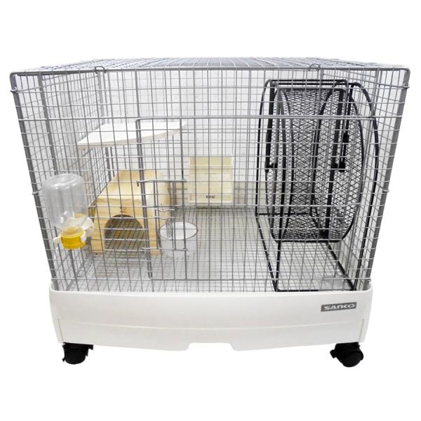 ※通常のチンチラさん向けケージより高さの低いケージです。しっかりジャンプのできる子は頭をぶつけてしまいますので高さのあるケージを選んでください。キャスターが付いて移動も楽々。引き出し式のトレイでお掃除も簡単です。