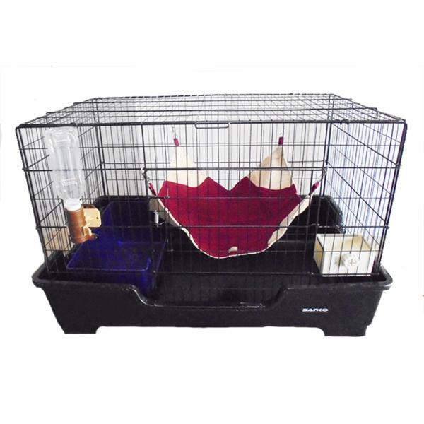 十分な広さでストレスなく過ごせるケージです。大きなハンモックと遊び道具もついた豪華なセットです。多頭飼育の方にもおすすめ。※写真のペットボトルはセットに含まれません。※こちらのケージは底網やマットは含まれません。家にあるバスマット等を敷いて...
