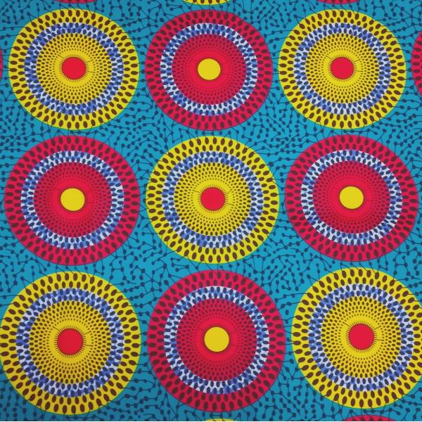 赤・黄色・緑の色の対比が個性的なカラフルサークル柄のアフリカンプリントです。キュートな作品が作れそうです。サークルは一つ約20cmと大き目です。画像をご参照ください。【サイズ】幅：約117センチ長さ：50センチ〜、50センチ単位【素材】綿１...