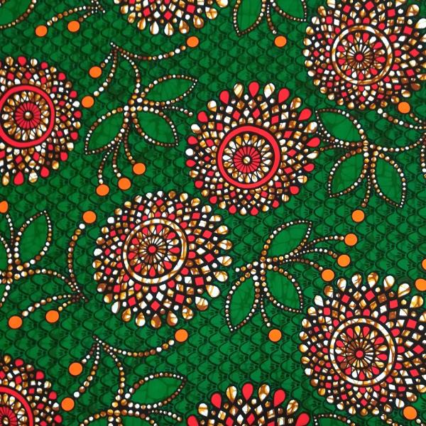 濃いグリーンの空に花火が上がったような花柄がステキなアフリカンプリントです。左右の柄が異なるので、使う場所で変わる表情を楽しめます。（全体は画像3枚目をご参照ください）花は約19cmで大き目です。【サイズ】幅：約116センチ長さ：50センチ...