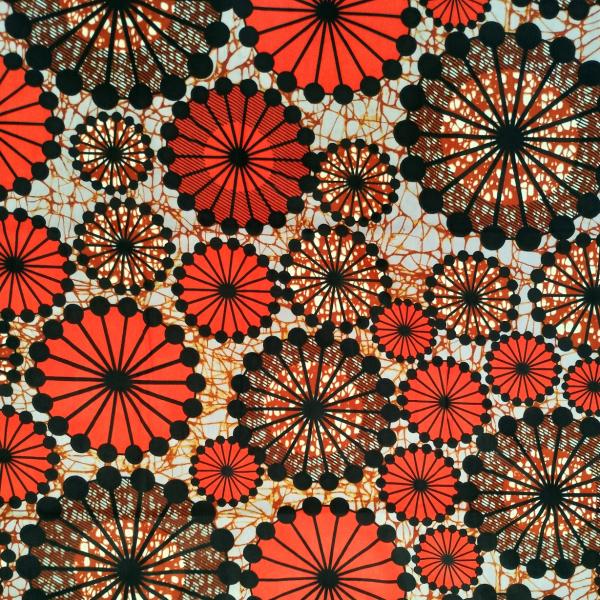 ポップな丸い花柄のアフリカンプリントです。大小さまざまな大きさのモチーフが散らばっているので、小物作成時にもバランス良く柄が出せます。モチーフのサイズは、写真をご参照ください。【サイズ】幅：約120cm長さ：50cm〜、50cm単位※2個で...