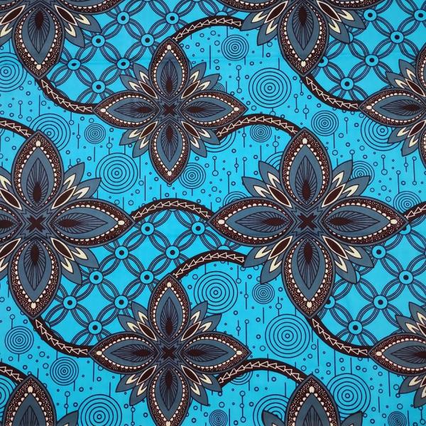 鮮やかなライトブルーが特徴のアフリカンプリントです幾何学模様の花柄が大人なイメージですモチーフのサイズは写真をご参照ください【サイズ】幅：約118cm長さ：50cm〜、50cm単位※2個で連続１m、3個で連続1.5mにカットします。【素材】...