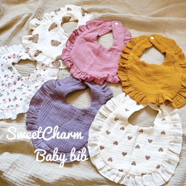 フリルデザインのベビースタイ！大きめサイズでよだれもしっかりカバーしてくれます。コットン素材で吸収力抜群♪検品して出荷となりますが海外製品のため糸のほつれ等ある場合がございます。【メール便対応商品】