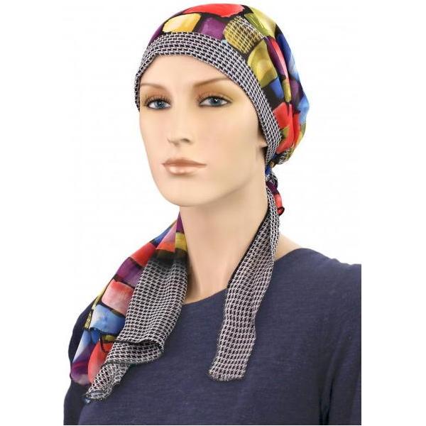後ろまでカバーされている最もファッショナブルなヘッドスカーフです！欧州のハイファッションに影響を受けて、化学療法患者や脱毛症を患う女性、誰でも経験する脱毛をカバーするのためにデザイン致しました。頭の形にそって伸縮性のあるゴムで結ばれています...