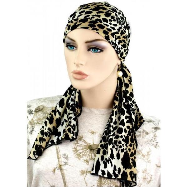 後ろまでカバーされている最もファッショナブルなヘッドスカーフです！欧州のハイファッションに影響を受けて、化学療法患者や脱毛症を患う女性、誰でも経験する脱毛をカバーするのためにデザイン致しました。頭の形にそって伸縮性のあるゴムで結ばれています...