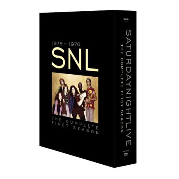 サタデー・ナイト・ライブ コンプリート・ファースト・シーズン DVD: 商品のタイトル【中古品】(中古品)＝使用済み中古品です。画像の商品はサンプル画像です。実際に届く商品と異なりますのでご了承下さいませ。※中古品のため、商品のコンディショ...