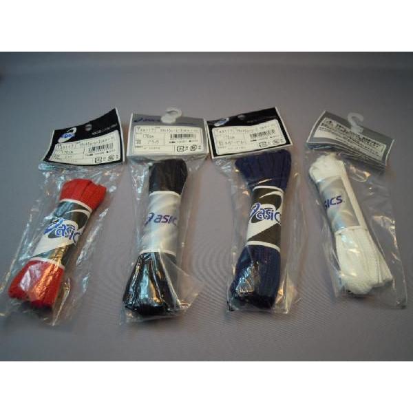 アシックスのフラットシューレース。素材はポリエステルの平紐です。長さは110・130・150ｃｍで、ローカットからミドルカットやハイカットのシューズなどいろんなスニーカーに対応できる長さです。<BR>お使いのシューズについている...