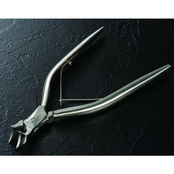 商品詳細刃物の本場「熟練した職人」が1本1本刃先を丹念に仕上げた?こだわりの爪切り”刃が斜めになっている為、切っている箇所が見やすい安心設計。長い柄により届きにくかった足の爪も楽にカットできます。商品仕様●サイズ：全長173mm●刃長：16...