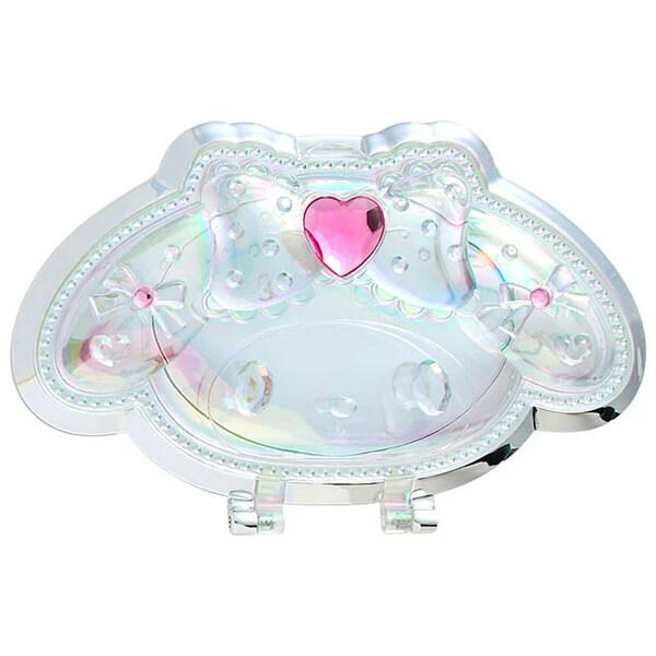 人気「マイメロディ」デザイン♪キラキラにデコレーションされたフェイス型がかわいい「ミラー」です。使わない時も飾っておきたくなるかわいさ!バッグの中でも邪魔にならない手のひらサイズ。フタを後ろに折ると、スタンドミラーになります。【サイズ】約H...