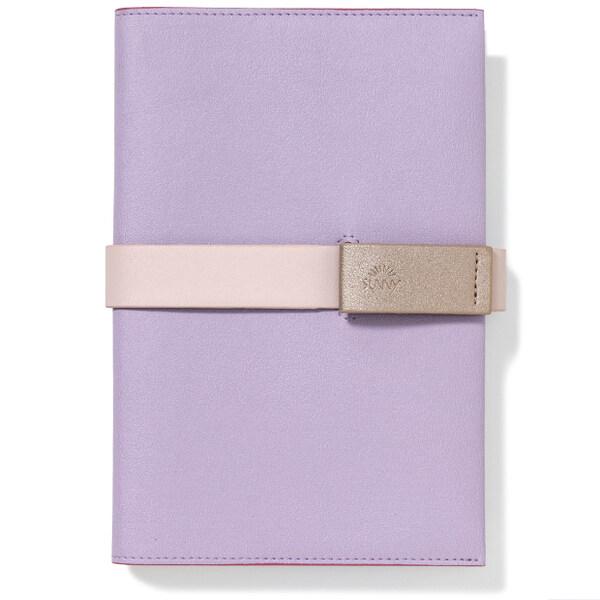 あなたの1年を晴れにする「SUNNY (サニー)」シリーズ♪書き心地にこだわった、A5よりもひとまわりコンパクトなノート「NOTEBOOK」です。晴れやかな気分になるカラーのカバーは、個性が光る「GLITTER (グリッター)」タイプ。本体...