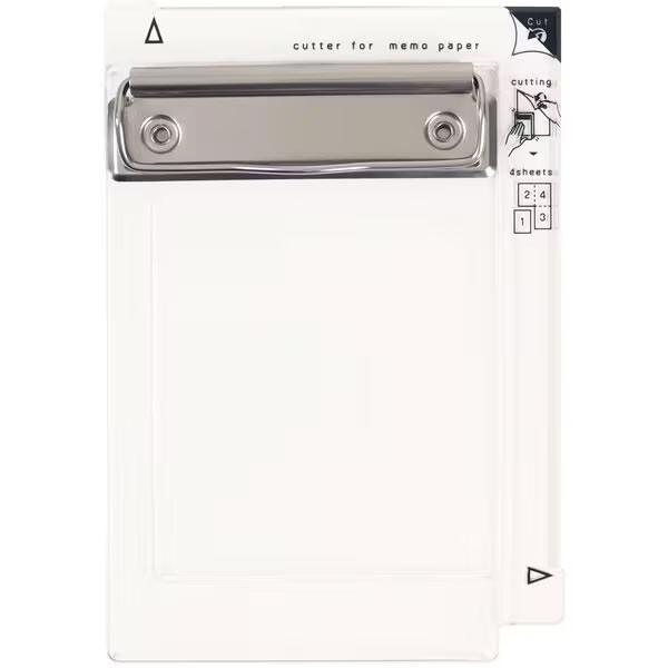 不要なプリント用紙でメモ用紙を作る♪ハサミやカッター、折り目も不要で、A4用紙を4分割にカットできる「ヨンブンカッツ」です。A4プリント用紙を4分割して、A6サイズのメモ4枚が作れます。カットした紙は、付属のクリップに挟んでメモパッドとして...