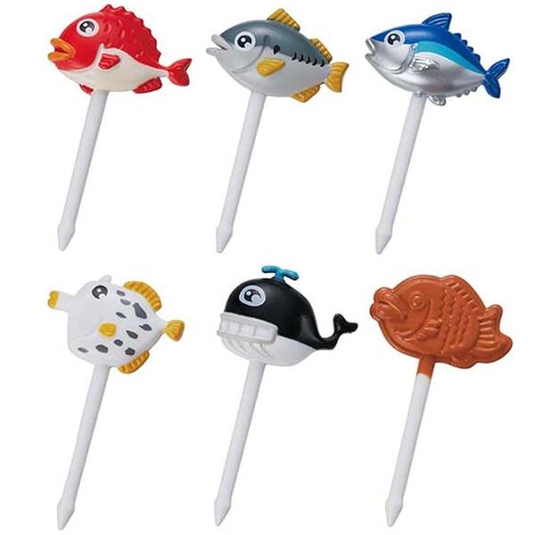 食事がもっと楽しくなる♪お弁当やパーティの彩りに活躍する「ピック」です。アジ・マグロ・カワハギなど表情がかわいい、お魚デザイン。たい焼きも魚?…全部違って楽しい6本入。【サイズ】・たい:約45.5×26×11mm・あじ:約45.5×25.5...