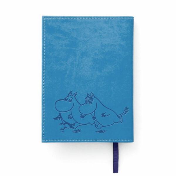 なめらかでやわらかいPUレザーを使った人気の「パヴォ」シリーズ。人気「ムーミン」の絵柄を型押しした「ブックカバー」が登場!文庫本サイズに対応しています。イタリア製のポリウレタン生地は、手にしっとり馴染むなめらかな肌ざわりとキレイな発色が魅力...