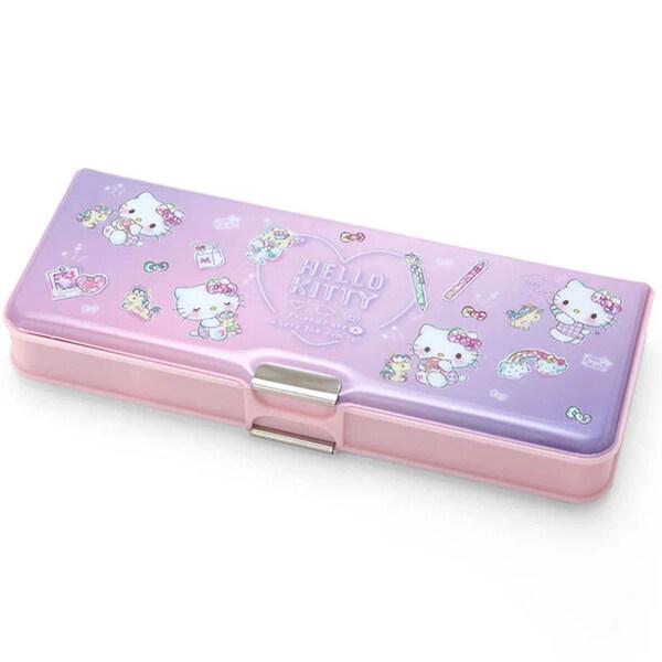 かわいい「ハローキティ」デザイン♪キラキラのホログラム「両面開き筆箱」です。ランドセルにフィットするコンパクトサイズ。オモテ面には、芯先がチェックできる、6本分の鉛筆ホルダー付。お名前ペンや消しゴムを入れるスペースもあります。便利な鉛筆削り...