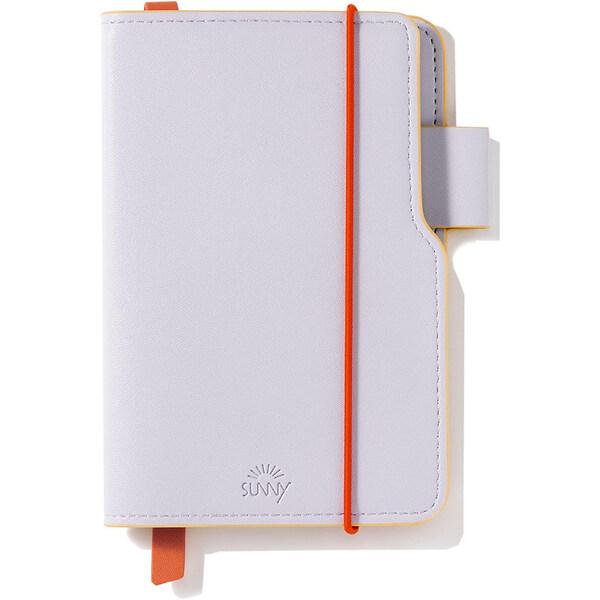 あなたの1年を晴れにする「SUNNY (サニー)」シリーズ♪軽くてコンパクトなノート「LIGHT NOTEBOOK (ライトノート)」です。思いついたアイデアや、To Do など、書き留めたいとき、パッと軽やかに取り出せます。図もテキストも...