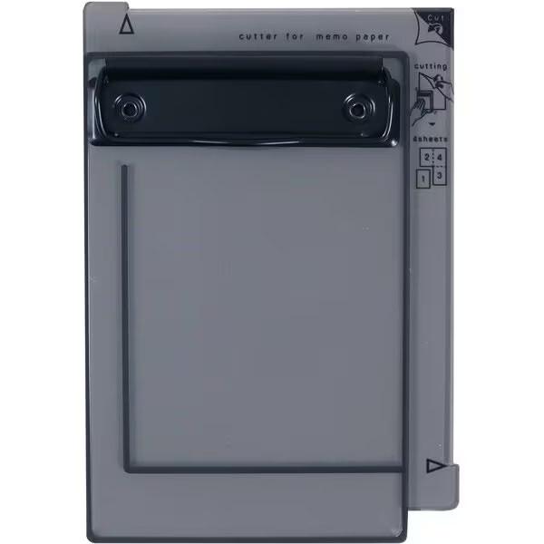 不要なプリント用紙でメモ用紙を作る♪ハサミやカッター、折り目も不要で、A4用紙を4分割にカットできる「ヨンブンカッツ」です。A4プリント用紙を4分割して、A6サイズのメモ4枚が作れます。カットした紙は、付属のクリップに挟んでメモパッドとして...