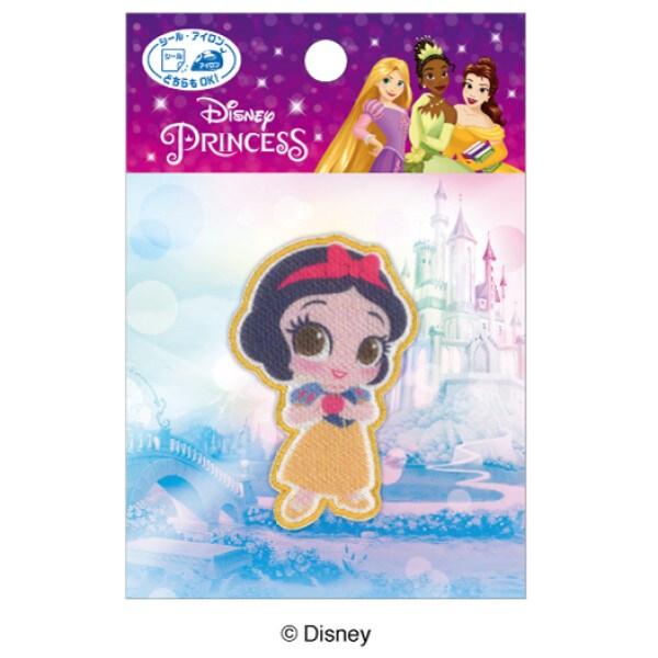 ディズニープリンセス 白雪姫のワッペンです。お手持ちのめじるし・ワンポイントに☆アイロン接着はもちろん、アイロン接着ができない熱に弱い素材や、ビニールやステーショナリーにもご利用いただけます♪【サイズ】幅約3.5cm×縦約5.4cm【概要】...