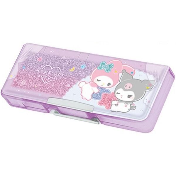 むにゃっと眠そうな姿がとびきりキュートな「マイメロディ&amp;クロミ」柄♪キラキラグリッター生地がかわいい「両開きペンケース」です。入学準備におススメ!コンパクトなのに、しっかり収納!オモテ面には、鉛筆6本・消しゴム・おなまえペンが入りま...