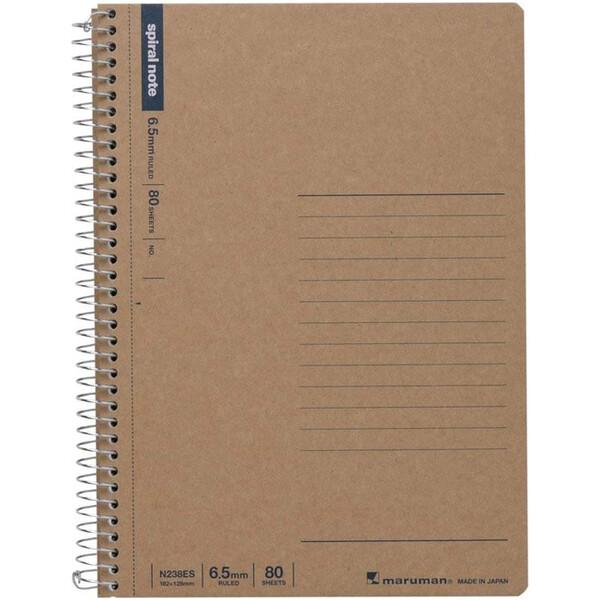 スパイラルノート ベーシックは、思うままに書けるノートです。品質にこだわったオリジナルの筆記用紙は、あなたのペンの走りを邪魔しません。シンプルでタフなクラフト表紙。めくりやすいリング製本。切り取りが美しいマイクロミシン目加工。つかいやすさを...