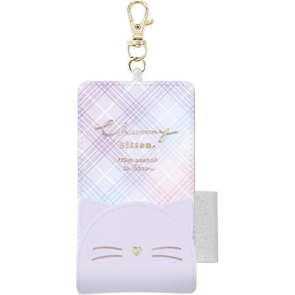 通学もお出掛けも便利にかわいく♪パスケース付「キーケース」です。ウラ面には、ICカードや定期券が収納できるポケット付。本体のナスカンでランドセルやバッグに装着できます。付けたまま本体が伸びるリール付なので、改札もスイスイ。ねこデザインのフタ...