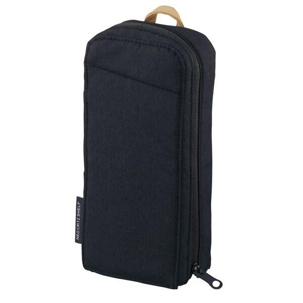 ペンも文具もコンパクトに収容できる、ツール用棚付きペンケース。【外寸法W×D×H】 90×55×200mm　 ※外寸法の高さは、持ち手を含まない寸法です.【製品色】 ネイビー(内装色は明るいブラウンです)【質量】 約100g　 ※縫製品です...